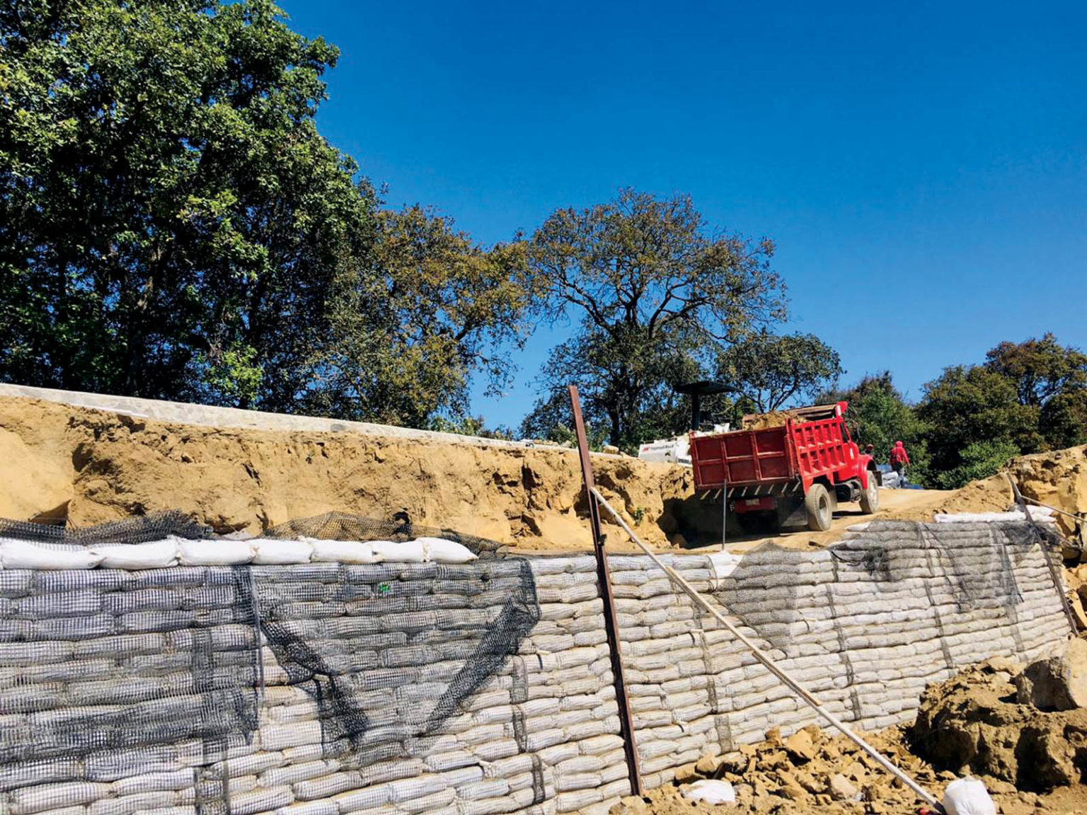 Mechanically stabilized earth wall with simulated tablets as facade ...