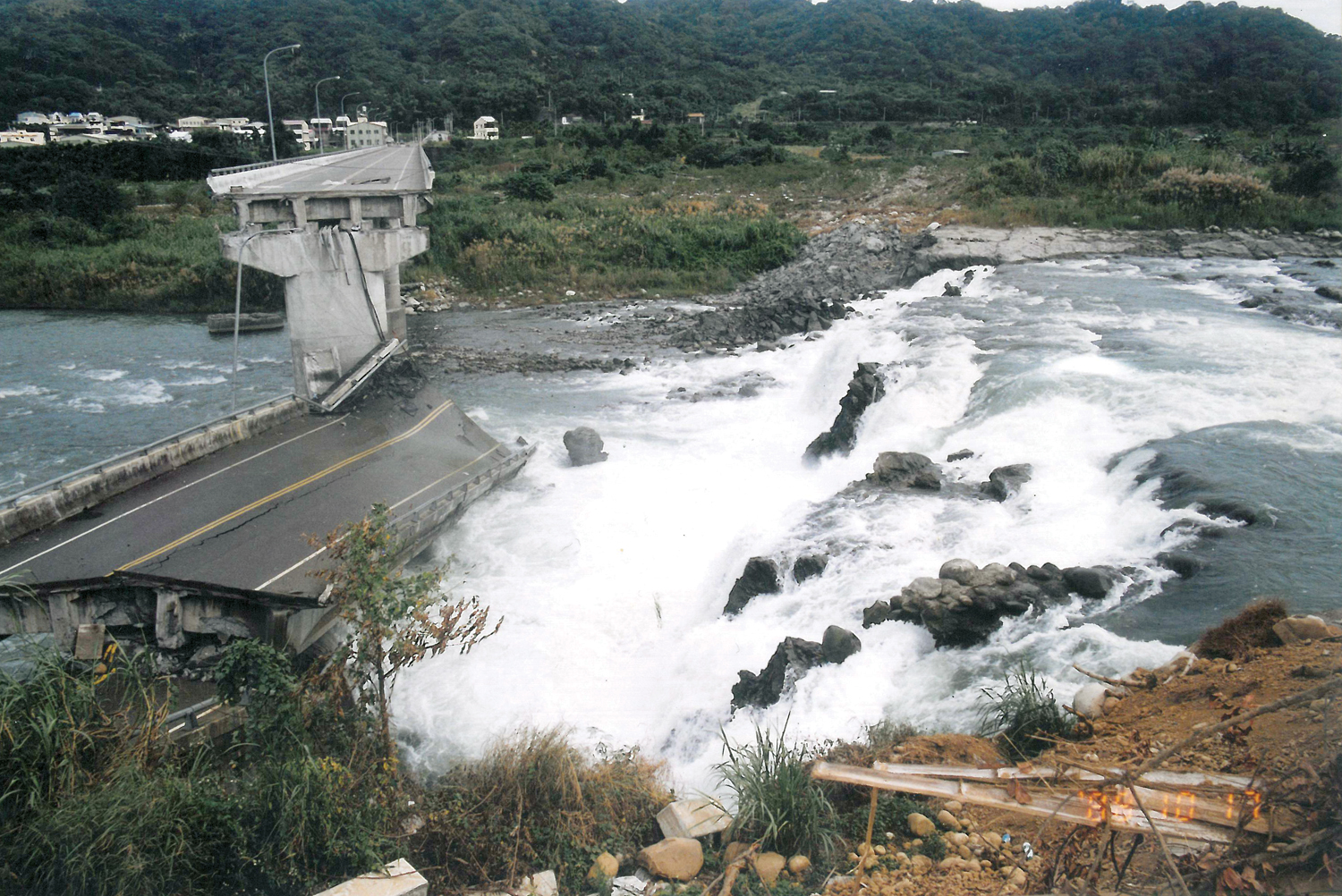 Geosynthetics embankment with seismic resilience for highway ...