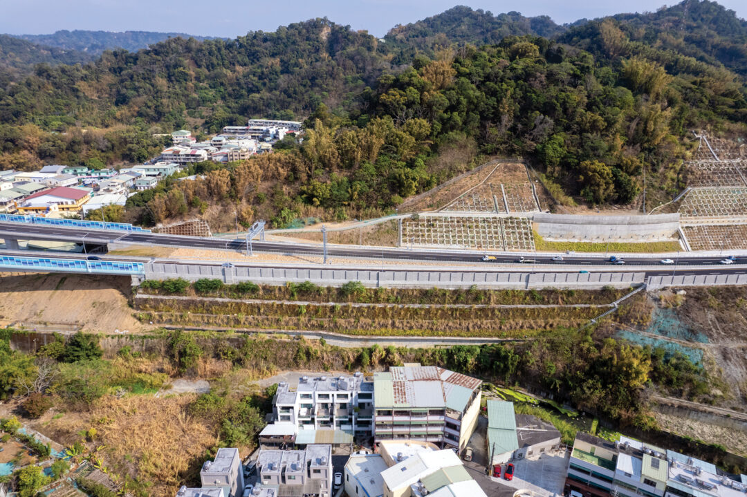 Geosynthetics embankment with seismic resilience for highway ...