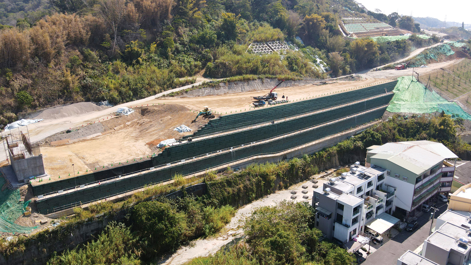 Geosynthetics embankment with seismic resilience for highway ...